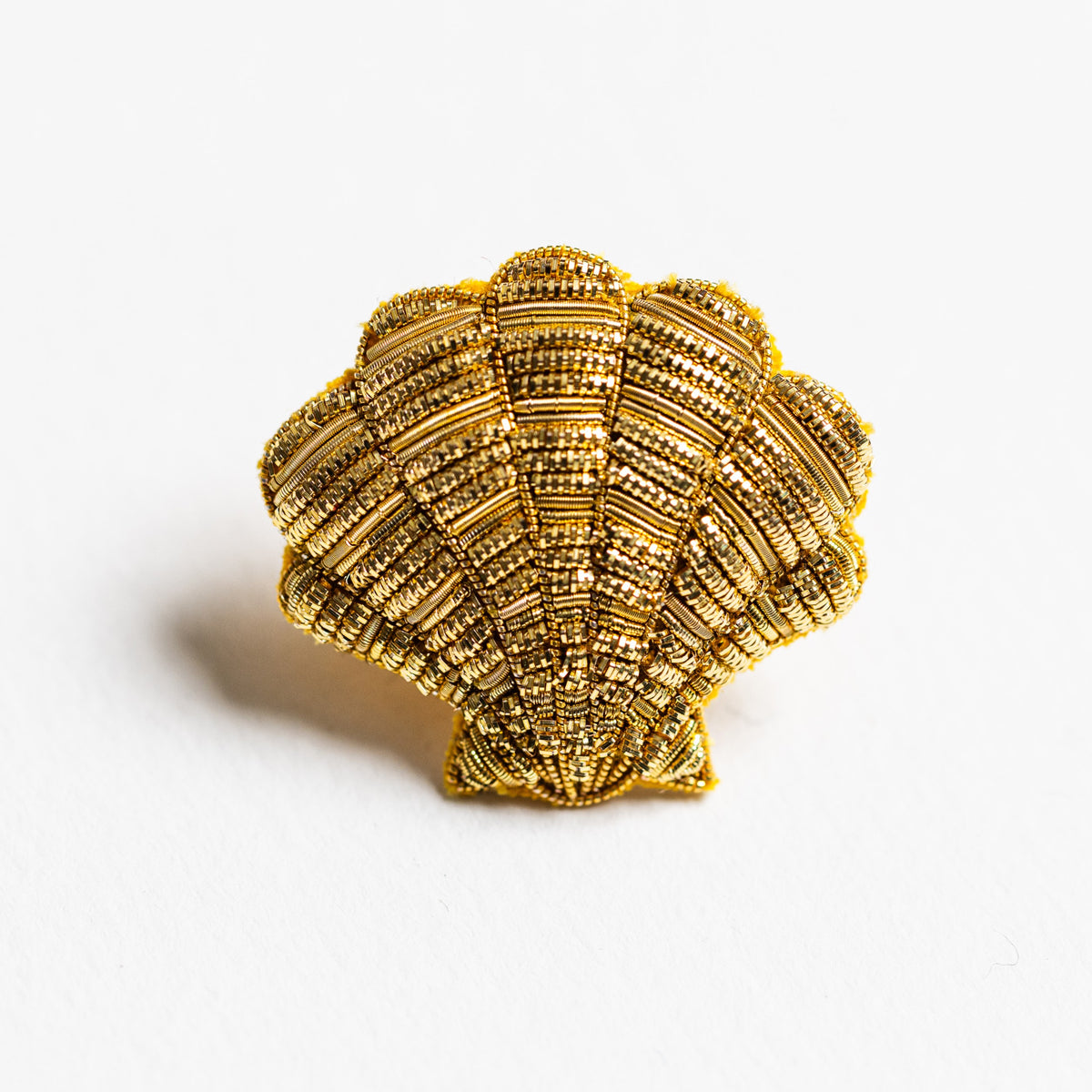 The Clam Brooch – Hand & Lock