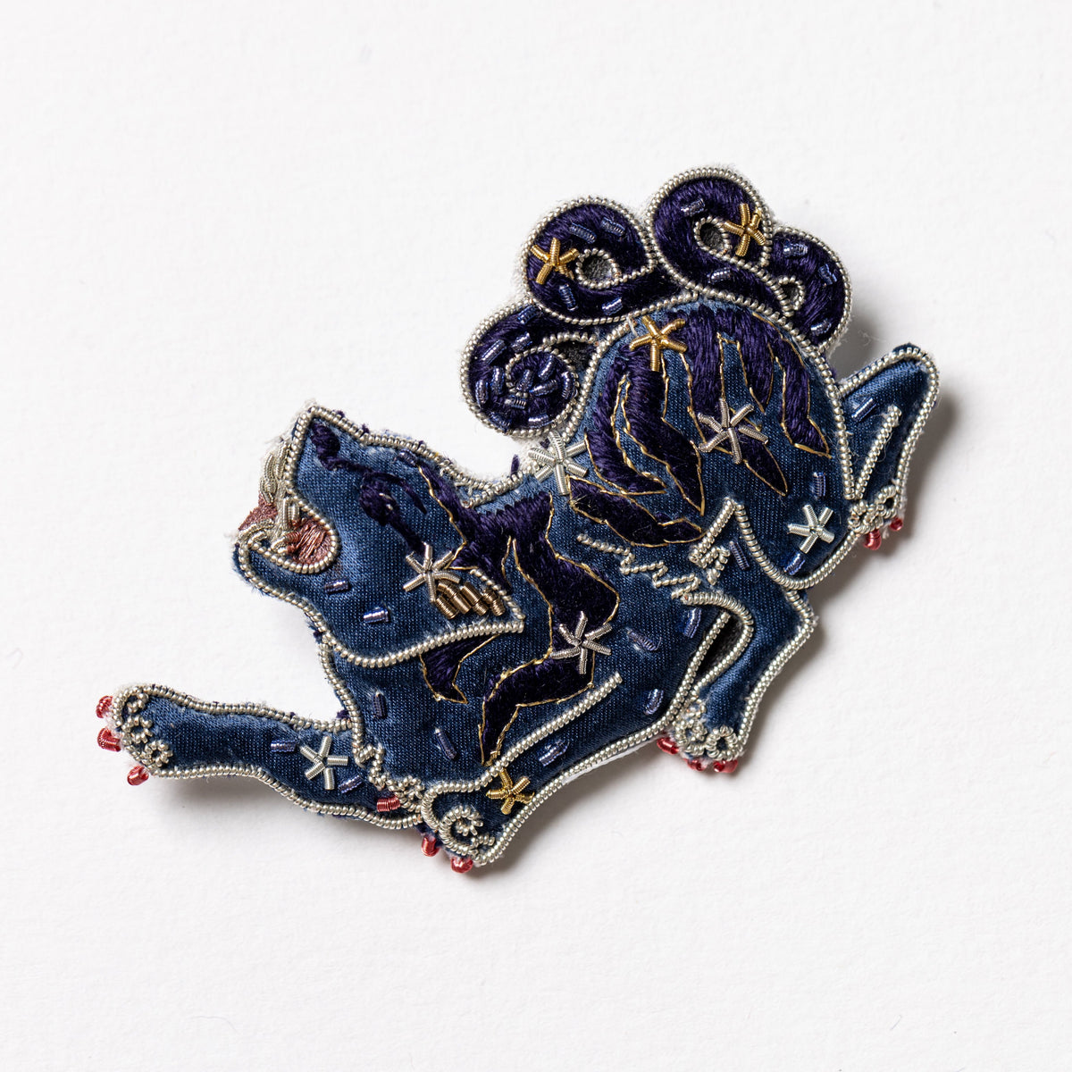 The Tiger Brooch – Hand & Lock